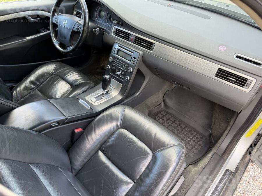 Grey Volvo XC70 2008 in Ventspils, with an engine capacity of 2.40 L and mileage of 369 thousand km for 4300 €, photo 14 on AUTOMOTO.COM.LV