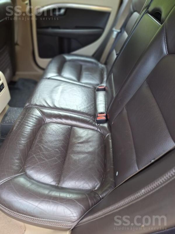 Grey Volvo XC70 2008 in Dobele, with an engine capacity of 2.40 L and mileage of 400 thousand km for 4800 €, photo 7 on AUTOMOTO.COM.LV
