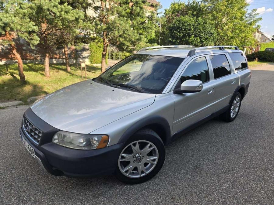 Grey Volvo XC70 2008 in Vilnius, with an engine capacity of 2.40 L and mileage of 300 thousand km for 3450 €, photo 1 on AUTOMOTO.COM.LV