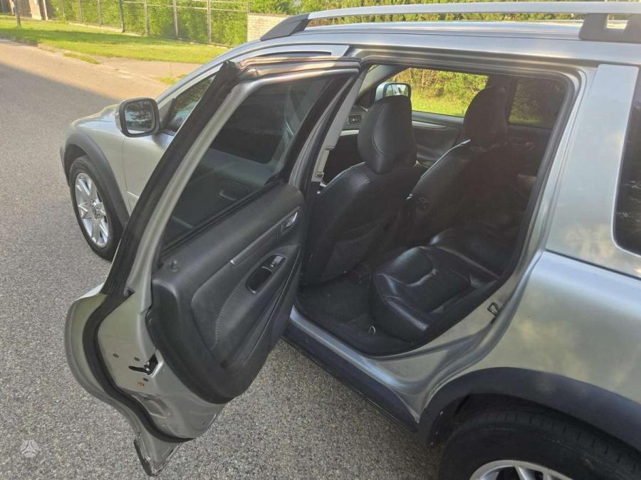 Grey Volvo XC70 2008 in Vilnius, with an engine capacity of 2.40 L and mileage of 300 thousand km for 3450 €, photo 12 on AUTOMOTO.COM.LV