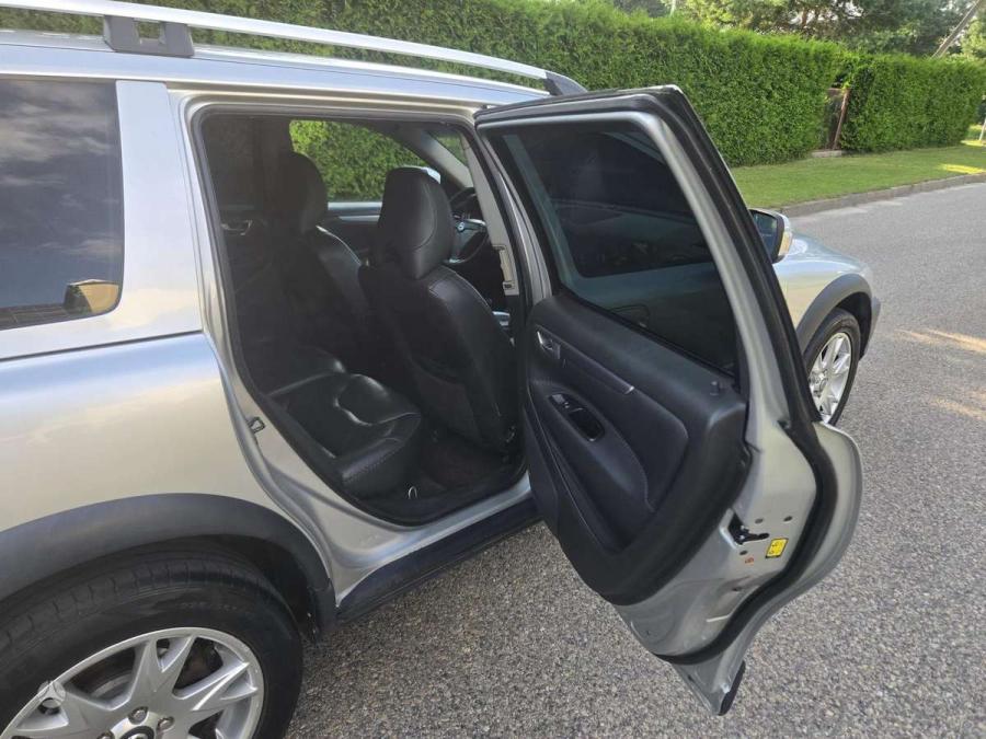 Grey Volvo XC70 2008 in Vilnius, with an engine capacity of 2.40 L and mileage of 300 thousand km for 3450 €, photo 14 on AUTOMOTO.COM.LV