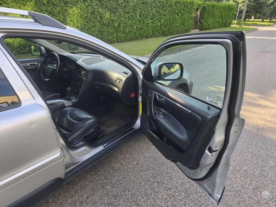 Grey Volvo XC70 2008 in Vilnius, with an engine capacity of 2.40 L and mileage of 300 thousand km for 3450 €, photo 15 on AUTOMOTO.COM.LV