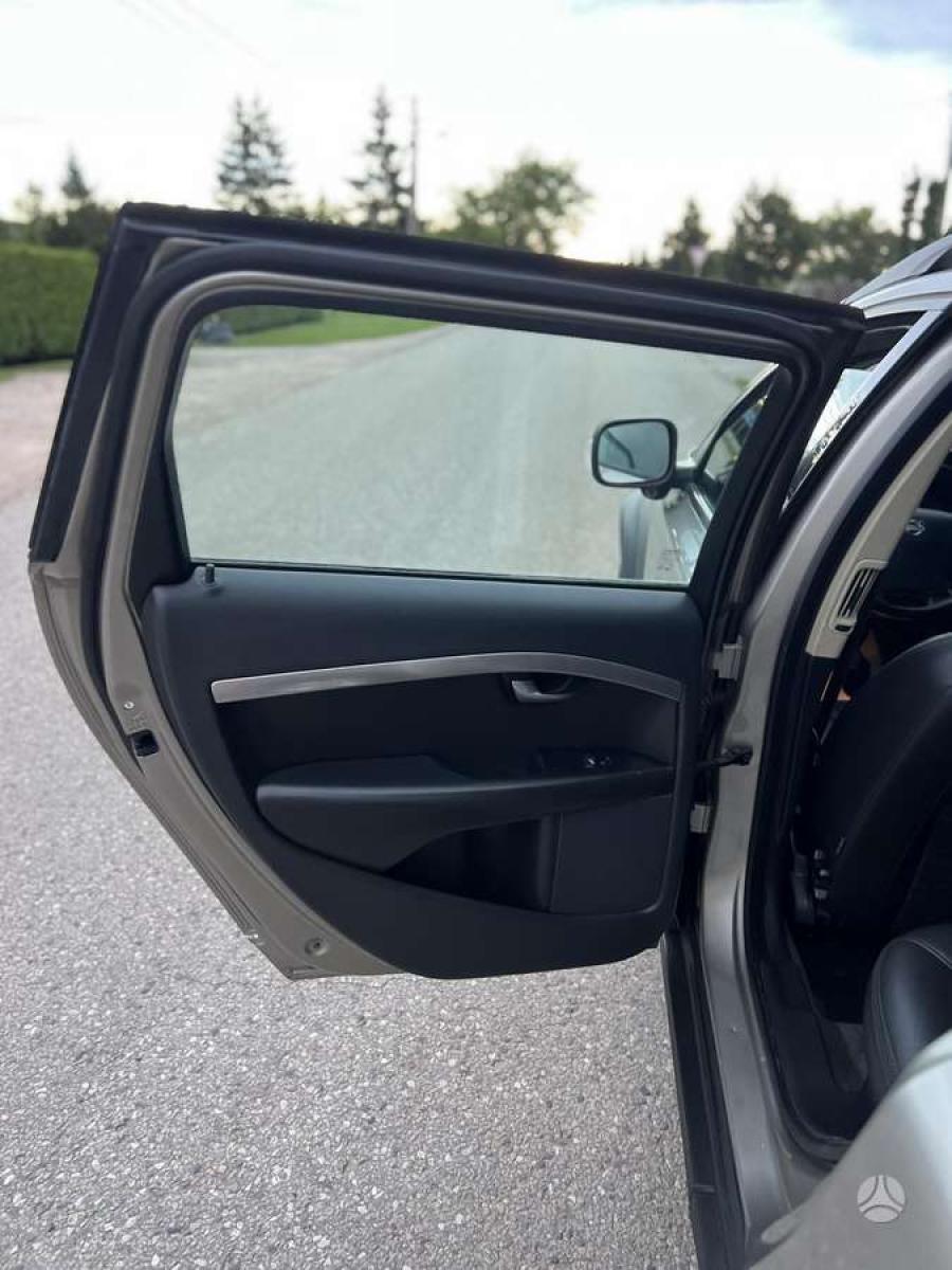 Pelēks Volvo XC70 2008 Utena, ar dzinēja tilpumu 2.40 L un nobraukumu 271 tūkst. km par 5650 €, foto 22 vietnē AUTOMOTO.COM.LV