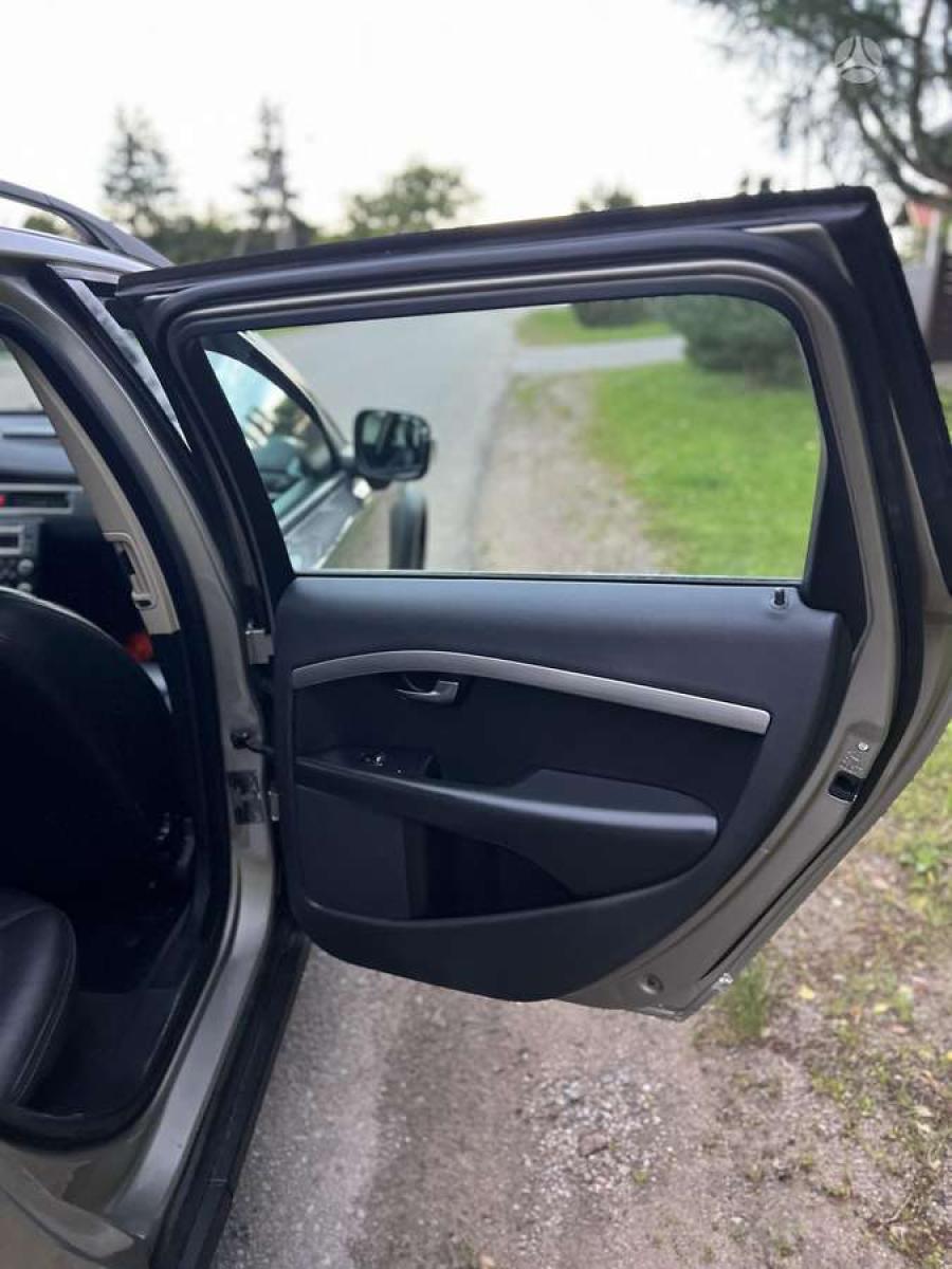Pelēks Volvo XC70 2008 Utena, ar dzinēja tilpumu 2.40 L un nobraukumu 271 tūkst. km par 5650 €, foto 23 vietnē AUTOMOTO.COM.LV