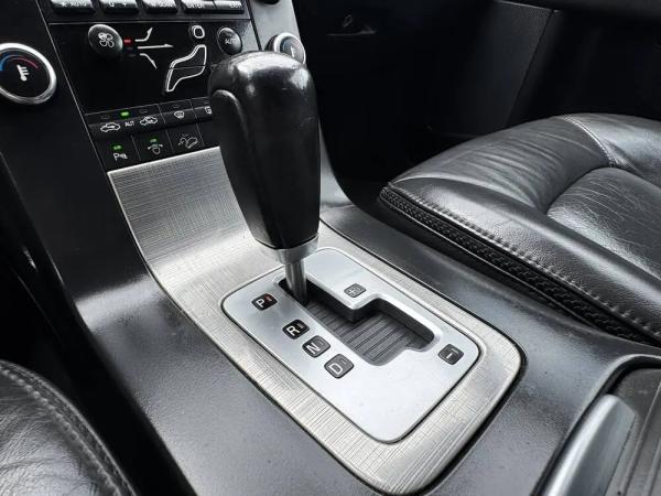 Pelēks Volvo XC70 2008 Daugavpils, ar dzinēja tilpumu 2.40 L un nobraukumu 378 tūkst. km par 3650 €, foto 10 vietnē AUTOMOTO.COM.LV