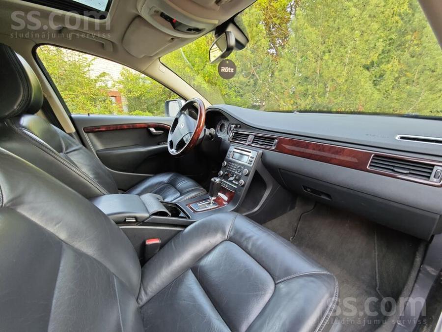Grey Volvo XC70 2008 in Tukums, with an engine capacity of 2.40 L and mileage of 348 thousand km for 4500 €, photo 6 on AUTOMOTO.COM.LV