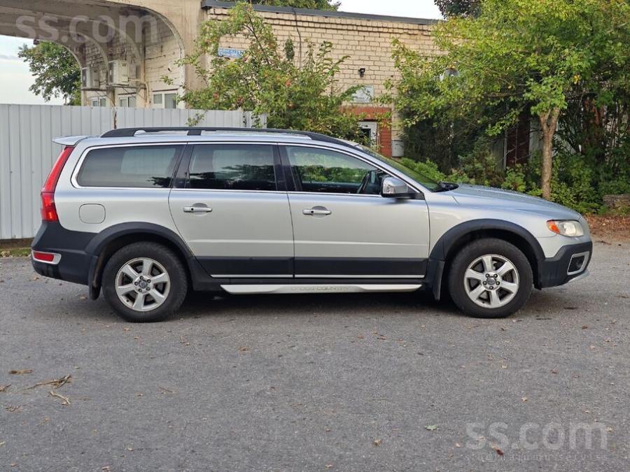 Grey Volvo XC70 2008 in Tukums, with an engine capacity of 2.40 L and mileage of 348 thousand km for 4500 €, photo 1 on AUTOMOTO.COM.LV