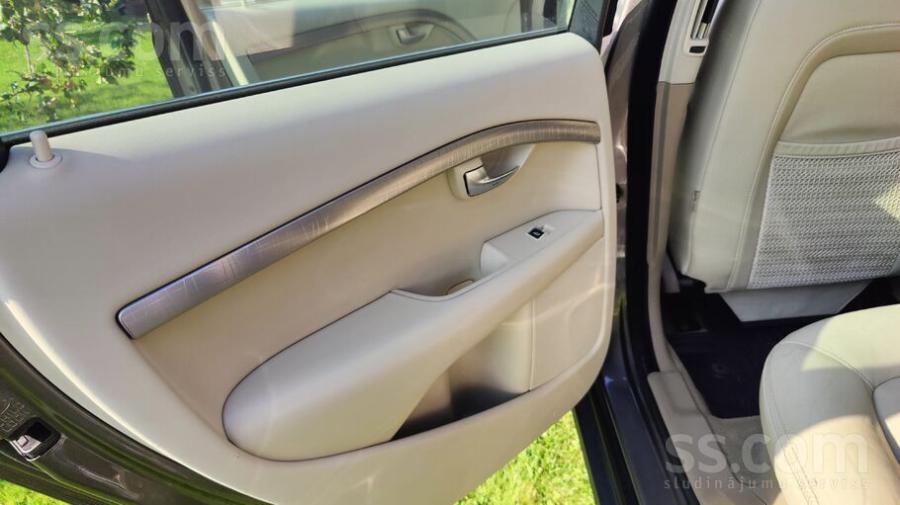 Pelēks Volvo XC70 2008 Daugavpils, ar dzinēja tilpumu 2.40 L un nobraukumu 267 tūkst. km par 5500 €, foto 7 vietnē AUTOMOTO.COM.LV