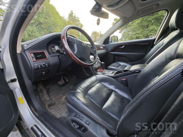 Grey Volvo XC70 2008 in Tukums, with an engine capacity of 2.40 L and mileage of 348 thousand km for 3900 €, photo 9 on AUTOMOTO.COM.LV