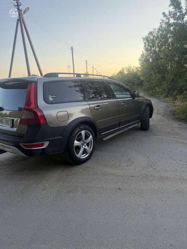 Volvo XC70 2008 in Salcininkai on AUTOMOTO.COM.LV Grey Volvo XC70 2008 in Salcininkai, with an engine capacity of 2.40 L and mileage of 450 thousand km for 3900 €, photo 3 on AUTOMOTO.COM.LV