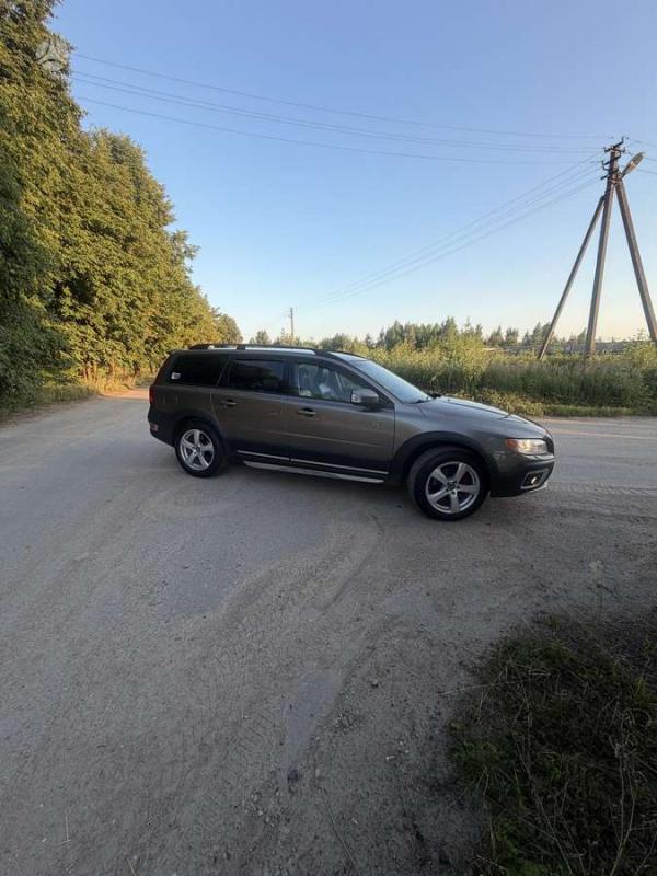 Volvo XC70 2008 in Salcininkai on AUTOMOTO.COM.LV Grey Volvo XC70 2008 in Salcininkai, with an engine capacity of 2.40 L and mileage of 450 thousand km for 3900 €, photo 5 on AUTOMOTO.COM.LV