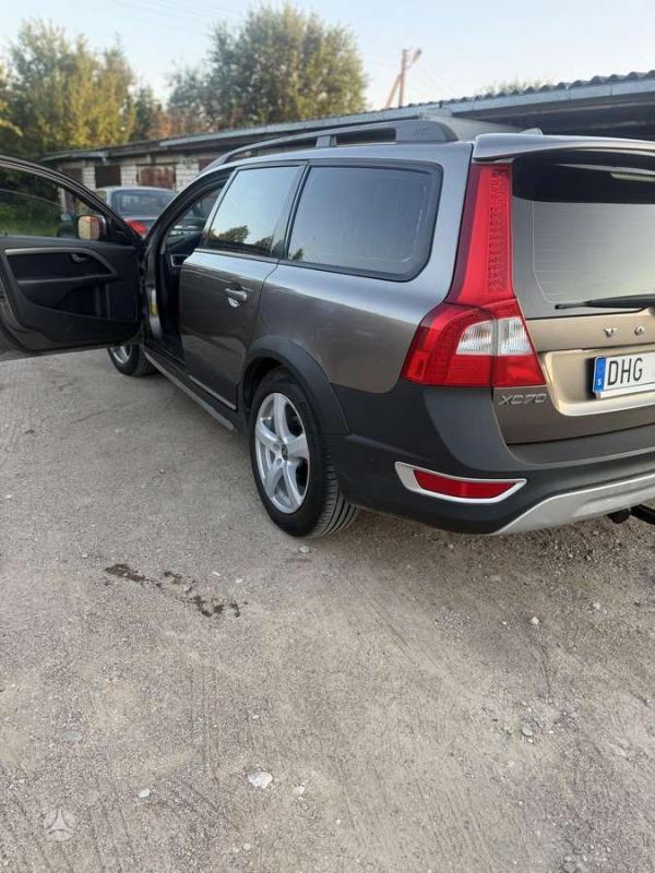 Volvo XC70 2008 in Salcininkai on AUTOMOTO.COM.LV Grey Volvo XC70 2008 in Salcininkai, with an engine capacity of 2.40 L and mileage of 450 thousand km for 3900 €, photo 10 on AUTOMOTO.COM.LV