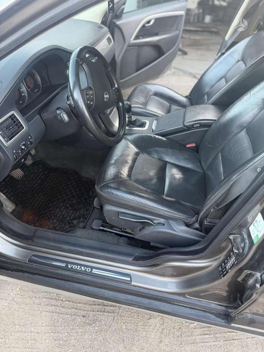 Pelēks Volvo XC70 2008 Šalčininkai, ar dzinēja tilpumu 2.40 L un nobraukumu 450 tūkst. km par 3900 €, foto 22 vietnē AUTOMOTO.COM.LV