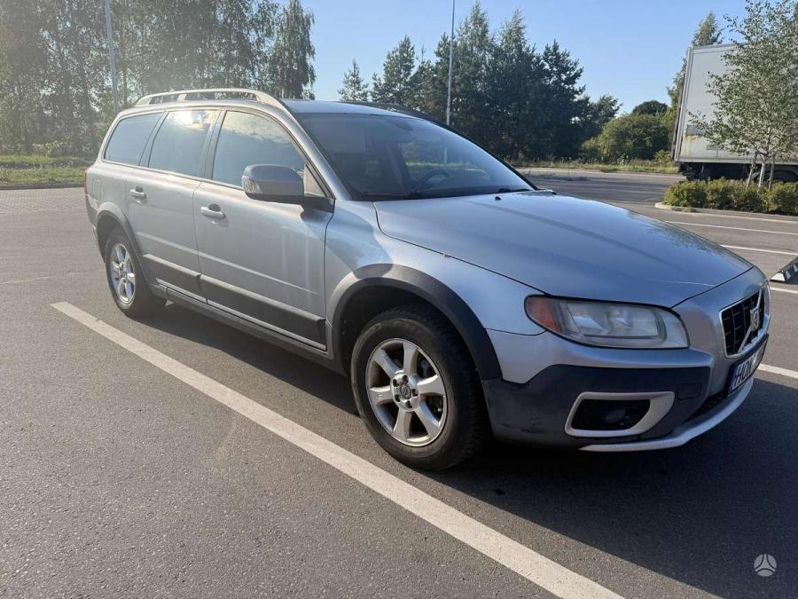 Grey Volvo XC70 2008 in Vilnius, with an engine capacity of 2.40 L and mileage of 275 thousand km for 3900 €, photo 1 on AUTOMOTO.COM.LV
