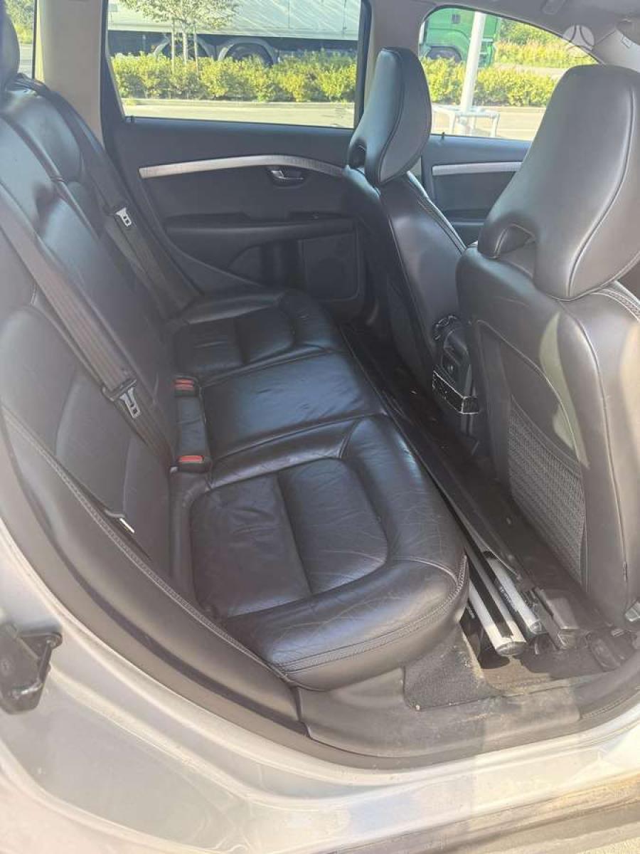Grey Volvo XC70 2008 in Vilnius, with an engine capacity of 2.40 L and mileage of 275 thousand km for 3900 €, photo 10 on AUTOMOTO.COM.LV