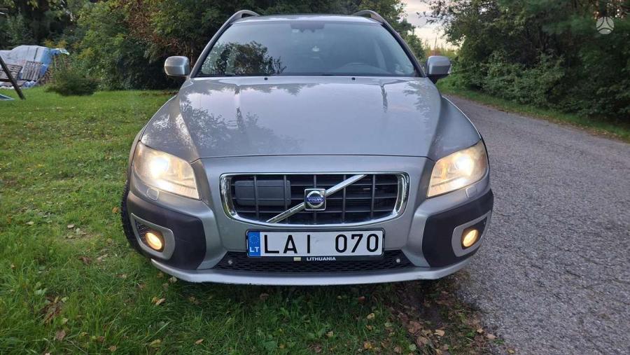 Pelēks Volvo XC70 2008 Viļņa, ar dzinēja tilpumu 2.40 L un nobraukumu 185 tūkst. km par 7350 €, foto 3 vietnē AUTOMOTO.COM.LV