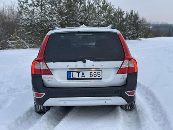 Grey Volvo XC70 2009 in Ukmerge, with an engine capacity of 2.40 L and mileage of 301 thousand km for 4550 €, photo 4 on AUTOMOTO.COM.LV