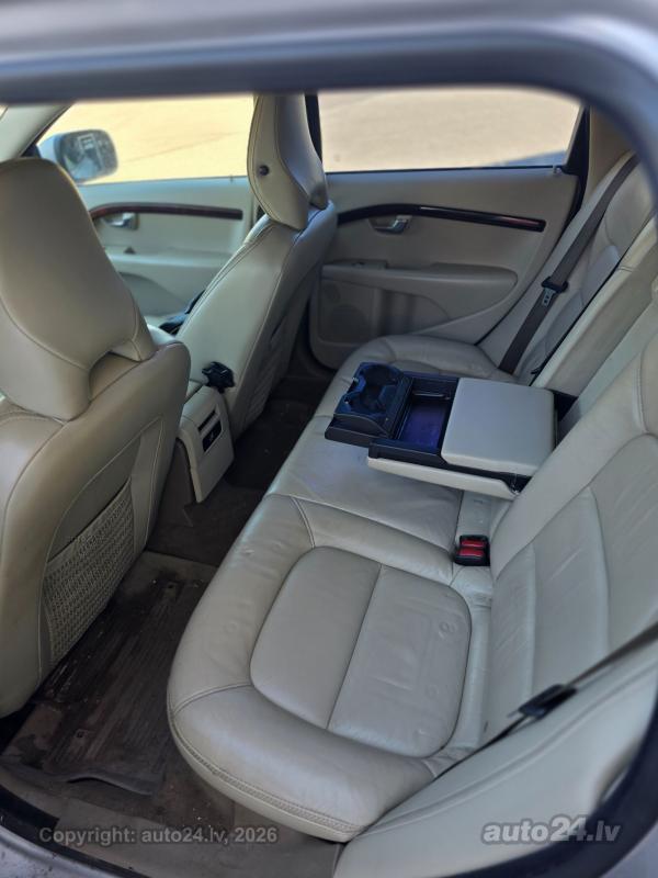 Grey Volvo XC70 2009 in Tartu, with an engine capacity of 2.40 L and mileage of 325 thousand km for 3750 €, photo 8 on AUTOMOTO.COM.LV