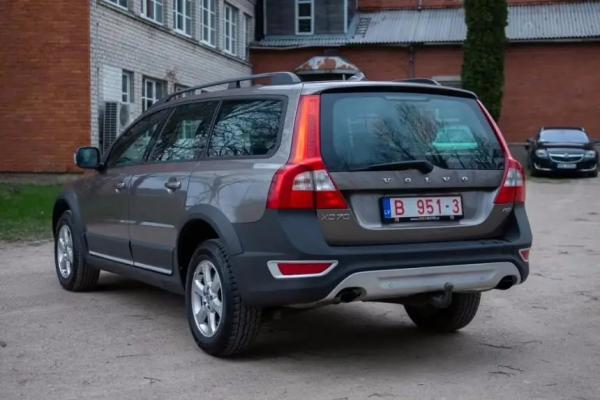 Серый Вольво ХС70 2009 в Гробиня, объемом двигателя 2.40 л и пробегом 247 тыс. км за 8700 €, фото 5 на AUTOMOTO.COM.LV