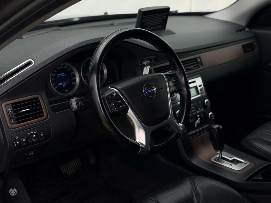 Grey Volvo XC70 2009 in Vilnius, with an engine capacity of 2.40 L and mileage of 296 thousand km for 6890 €, photo 10 on AUTOMOTO.COM.LV