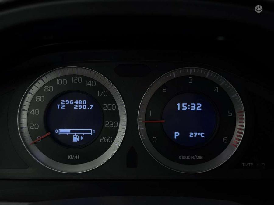 Grey Volvo XC70 2009 in Vilnius, with an engine capacity of 2.40 L and mileage of 296 thousand km for 6890 €, photo 27 on AUTOMOTO.COM.LV