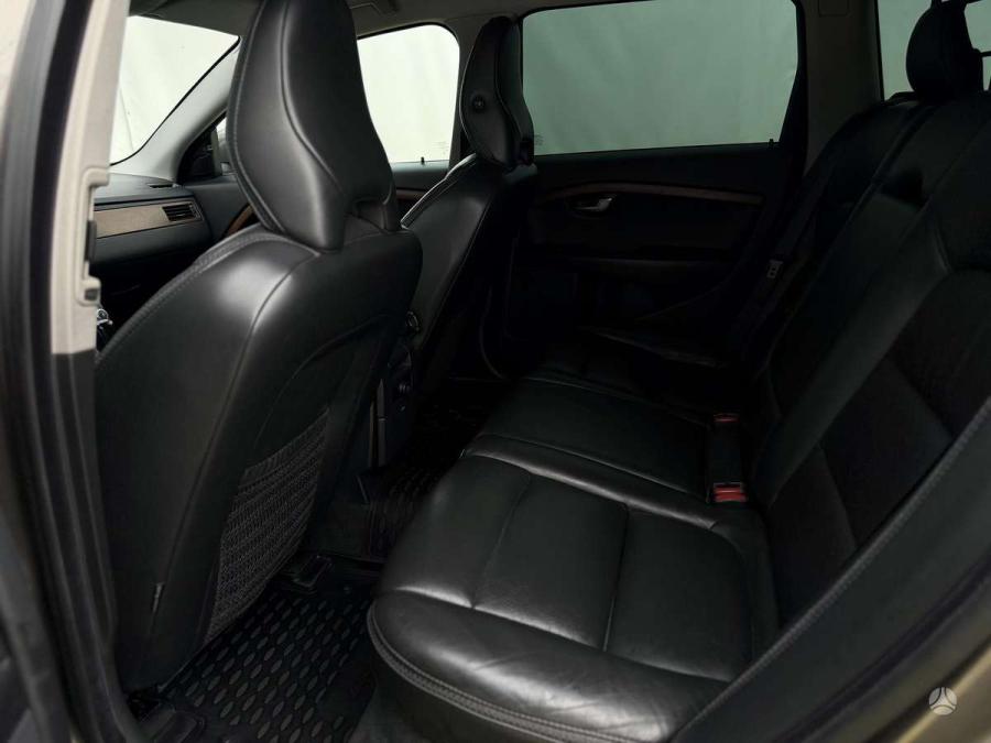 Grey Volvo XC70 2009 in Vilnius, with an engine capacity of 2.40 L and mileage of 296 thousand km for 6890 €, photo 12 on AUTOMOTO.COM.LV