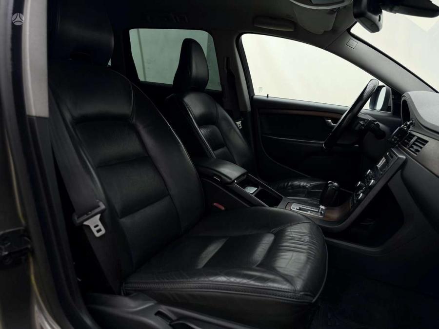 Grey Volvo XC70 2009 in Vilnius, with an engine capacity of 2.40 L and mileage of 296 thousand km for 6890 €, photo 16 on AUTOMOTO.COM.LV