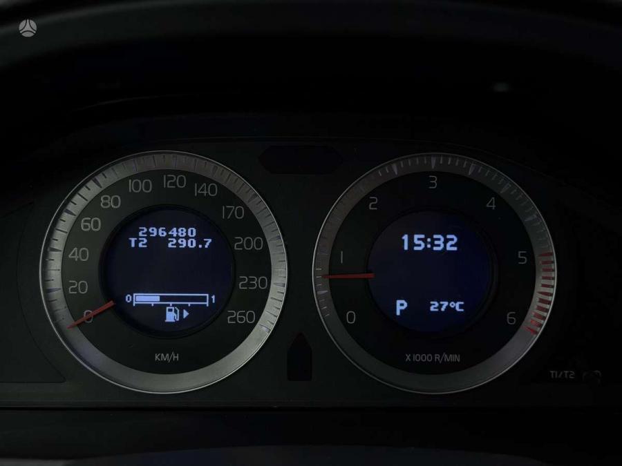 Grey Volvo XC70 2009 in Vilnius, with an engine capacity of 2.40 L and mileage of 296 thousand km for 6890 €, photo 27 on AUTOMOTO.COM.LV