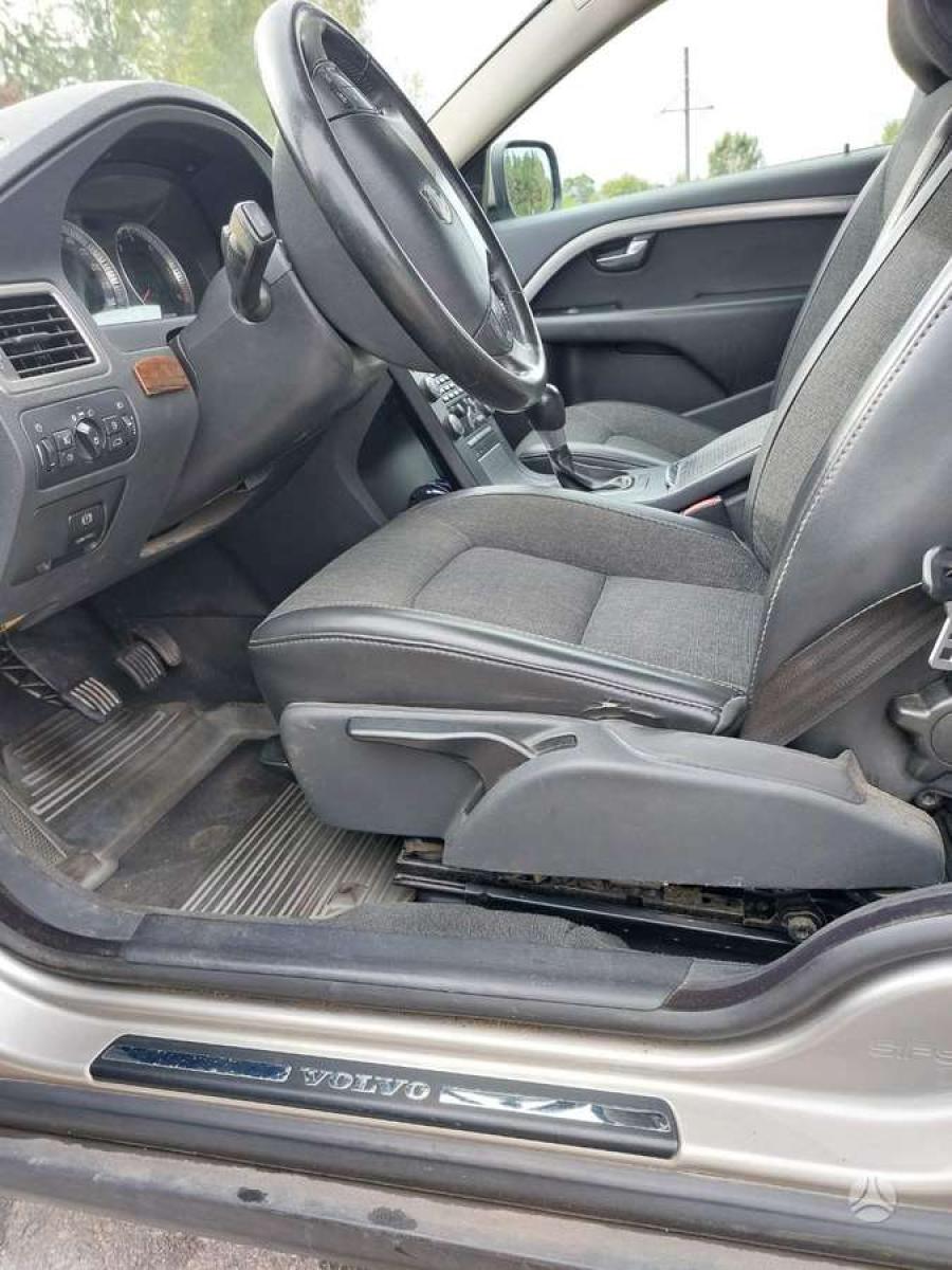 Pelēks Volvo XC70 2009 Ignalina, ar dzinēja tilpumu 2.40 L un nobraukumu 261 tūkst. km par 6490 €, foto 20 vietnē AUTOMOTO.COM.LV
