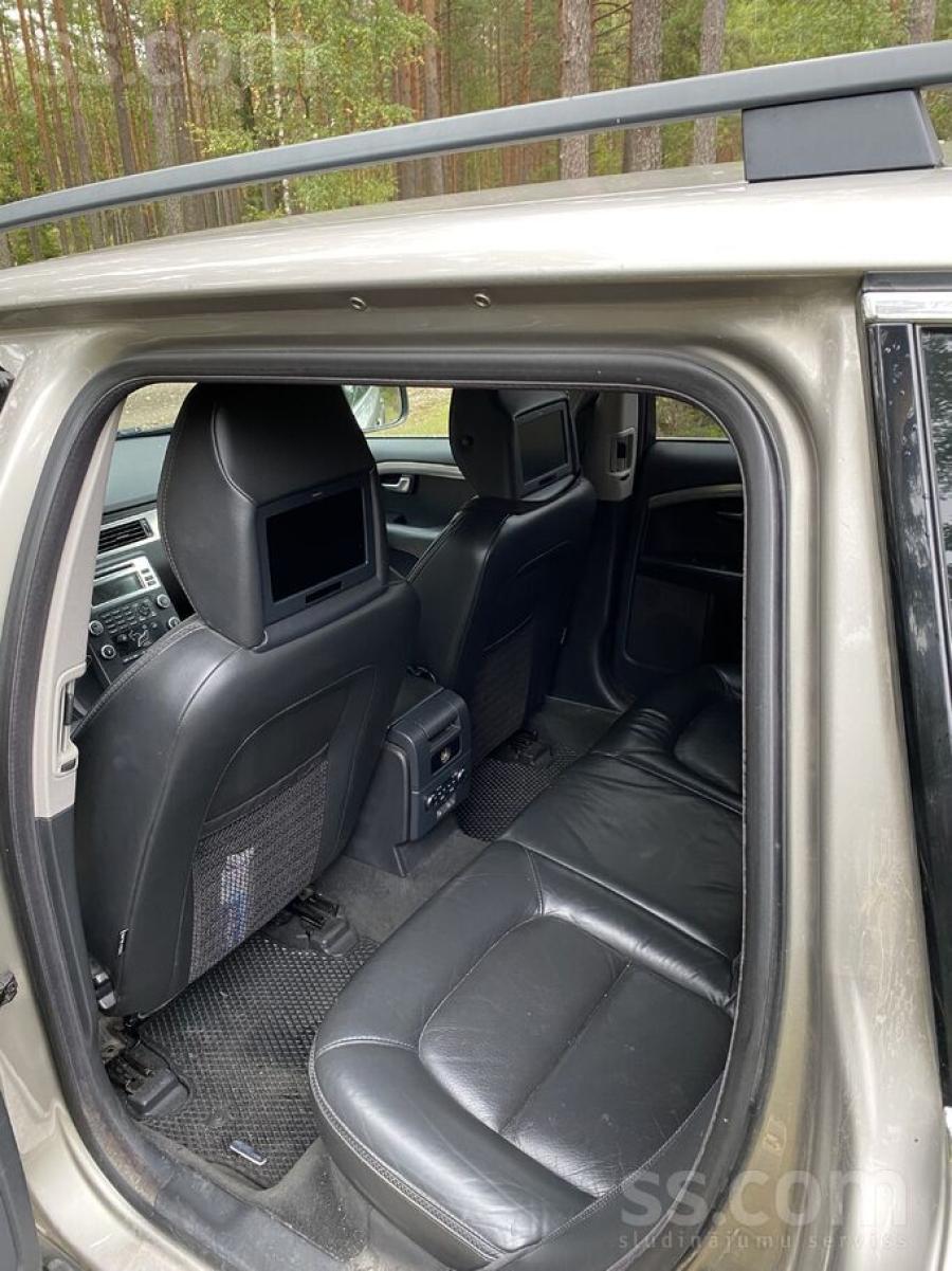 Grey Volvo XC70 2009 in Kraslava, with an engine capacity of 2.40 L and mileage of 360 thousand km for 5500 €, photo 9 on AUTOMOTO.COM.LV
