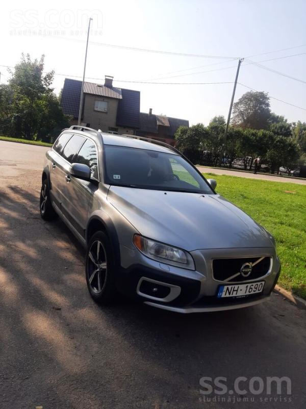 Grey Volvo XC70 2009 in Bauska, with an engine capacity of 2.40 L and mileage of 290 thousand km for 4200 €, photo 1 on AUTOMOTO.COM.LV