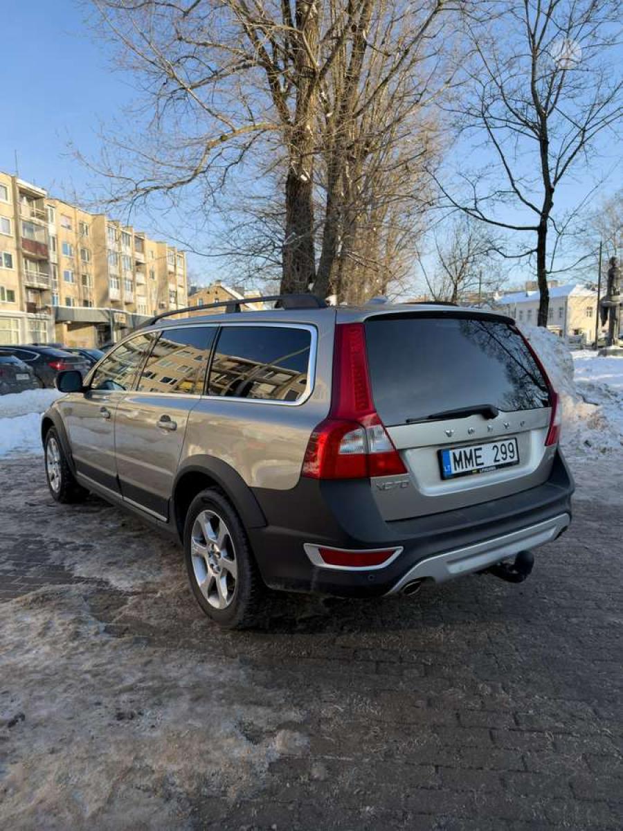 Pelēks Volvo XC70 2010 Viļņa, ar dzinēja tilpumu 2.40 L un nobraukumu 286 tūkst. km par 9500 €, foto 1 vietnē AUTOMOTO.COM.LV