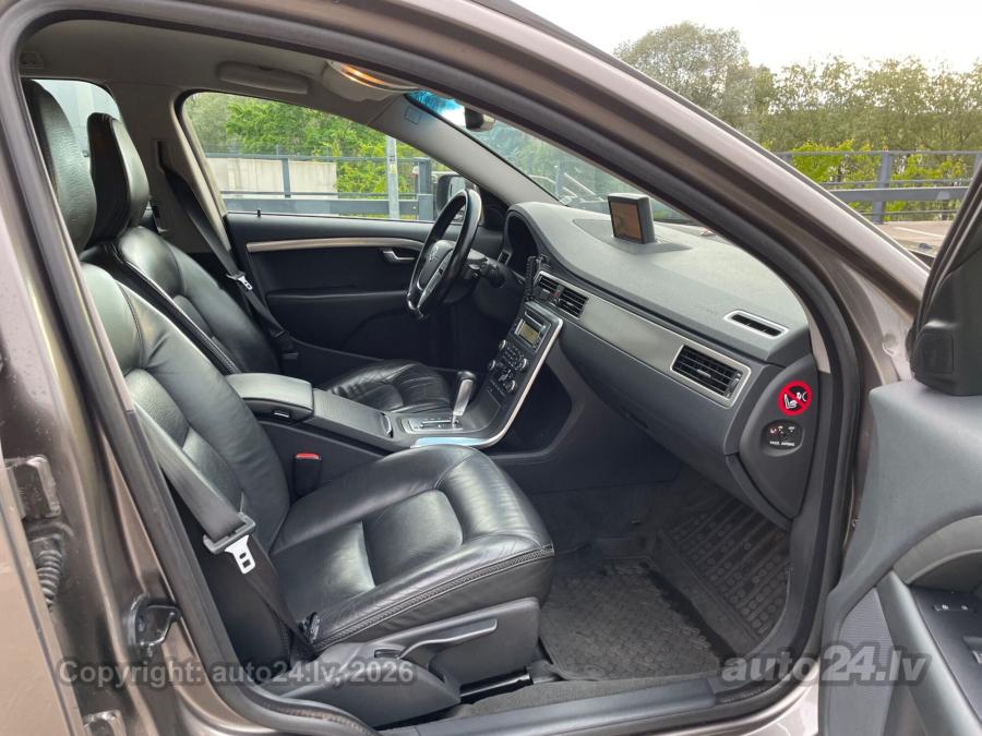 Grey Volvo XC70 2010 in Tartu, with an engine capacity of 2.40 L and mileage of 295 thousand km for 6000 €, photo 10 on AUTOMOTO.COM.LV