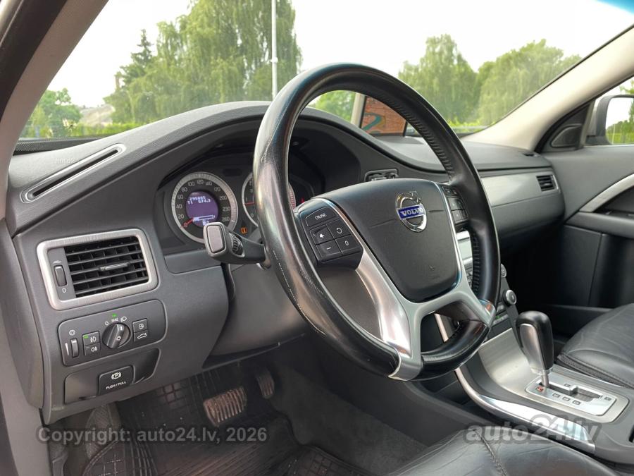 Grey Volvo XC70 2010 in Tartu, with an engine capacity of 2.40 L and mileage of 295 thousand km for 6000 €, photo 12 on AUTOMOTO.COM.LV