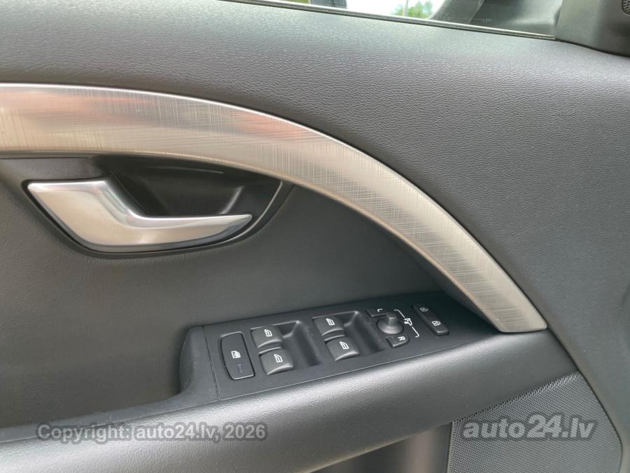Grey Volvo XC70 2010 in Tartu, with an engine capacity of 2.40 L and mileage of 295 thousand km for 6000 €, photo 16 on AUTOMOTO.COM.LV