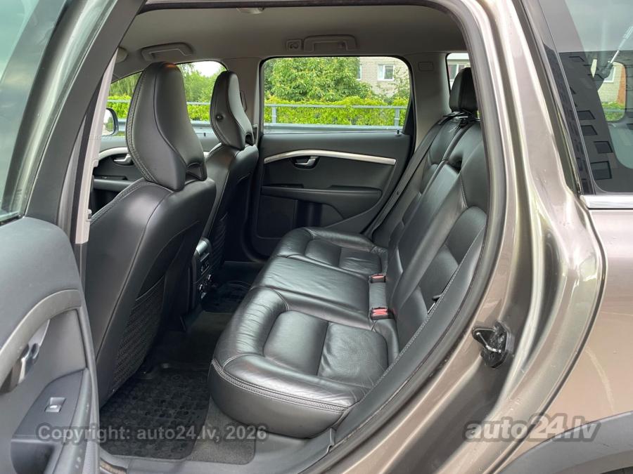 Grey Volvo XC70 2010 in Tartu, with an engine capacity of 2.40 L and mileage of 295 thousand km for 6000 €, photo 17 on AUTOMOTO.COM.LV