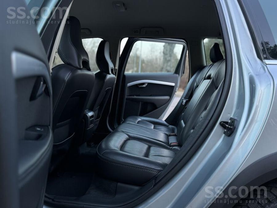 Grey Volvo XC70 2010 in Jurmala, with an engine capacity of 2.40 L and mileage of 0 thousand km for 6450 €, photo 8 on AUTOMOTO.COM.LV