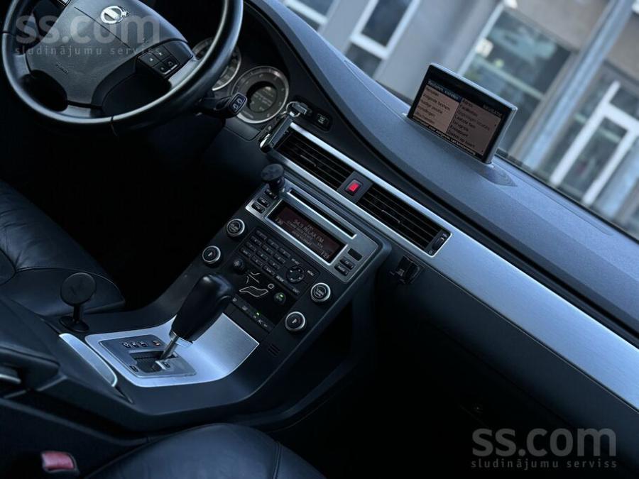 Grey Volvo XC70 2010 in Jurmala, with an engine capacity of 2.40 L and mileage of 0 thousand km for 6450 €, photo 11 on AUTOMOTO.COM.LV