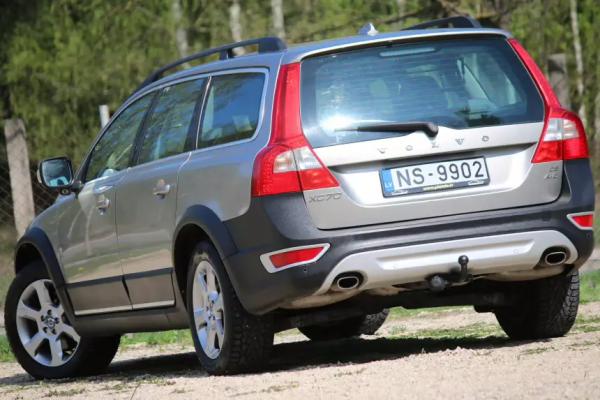 Grey Volvo XC70 2010 in Riga, with an engine capacity of 2.40 L and mileage of 262 thousand km for 7990 €, photo 3 on AUTOMOTO.COM.LV