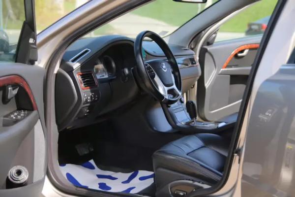 Grey Volvo XC70 2010 in Riga, with an engine capacity of 2.40 L and mileage of 262 thousand km for 7990 €, photo 6 on AUTOMOTO.COM.LV