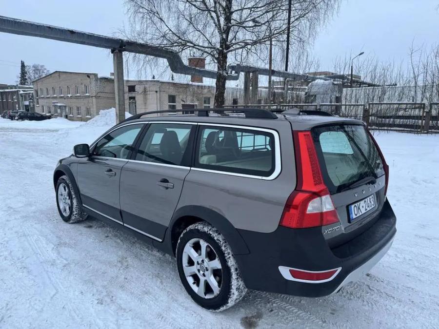 Grey Volvo XC70 2010 in Rezekne, with an engine capacity of 2.40 L and mileage of 286 thousand km for 6400 €, photo 8 on AUTOMOTO.COM.LV