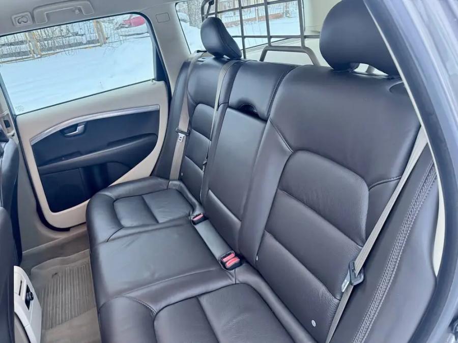 Grey Volvo XC70 2010 in Rezekne, with an engine capacity of 2.40 L and mileage of 286 thousand km for 6400 €, photo 9 on AUTOMOTO.COM.LV