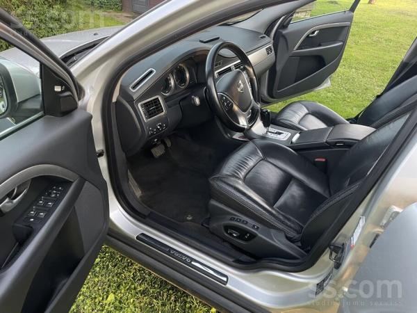 Grey Volvo XC70 2010 in Ogre, with an engine capacity of 2.40 L and mileage of 408 thousand km for 6700 €, photo 7 on AUTOMOTO.COM.LV