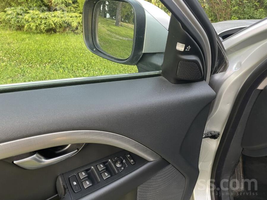 Pelēks Volvo XC70 2010 Ogre, ar dzinēja tilpumu 2.40 L un nobraukumu 408 tūkst. km par 6700 €, foto 10 vietnē AUTOMOTO.COM.LV