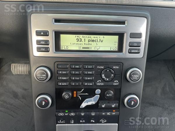Grey Volvo XC70 2010 in Ogre, with an engine capacity of 2.40 L and mileage of 408 thousand km for 6700 €, photo 10 on AUTOMOTO.COM.LV