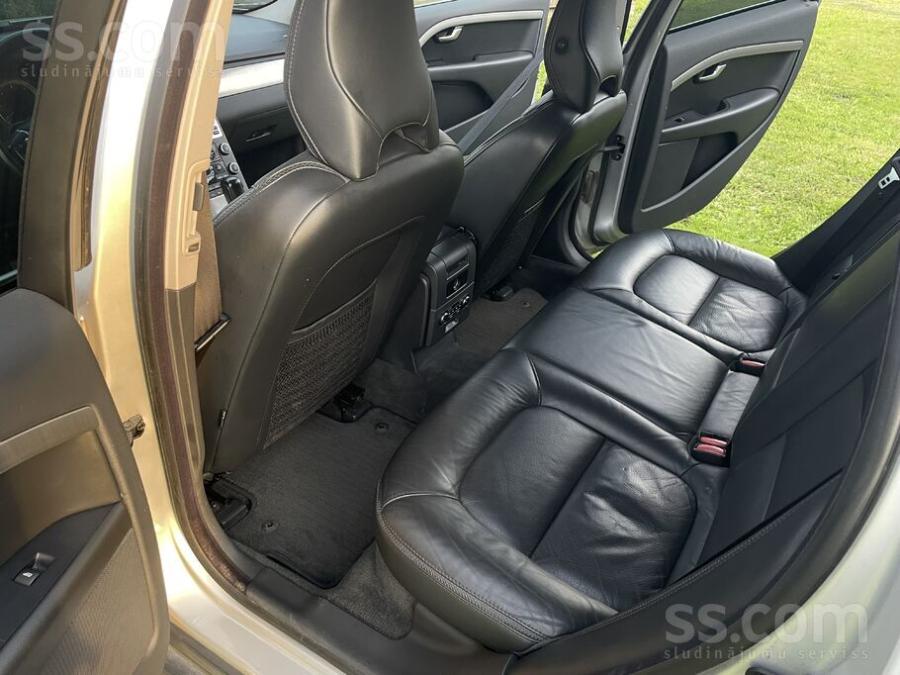 Pelēks Volvo XC70 2010 Ogre, ar dzinēja tilpumu 2.40 L un nobraukumu 408 tūkst. km par 6700 €, foto 12 vietnē AUTOMOTO.COM.LV