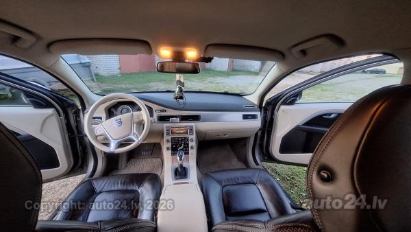 Grey Volvo XC70 2010 in Paide, with an engine capacity of 2.40 L and mileage of 336 thousand km for 7790 €, photo 8 on AUTOMOTO.COM.LV