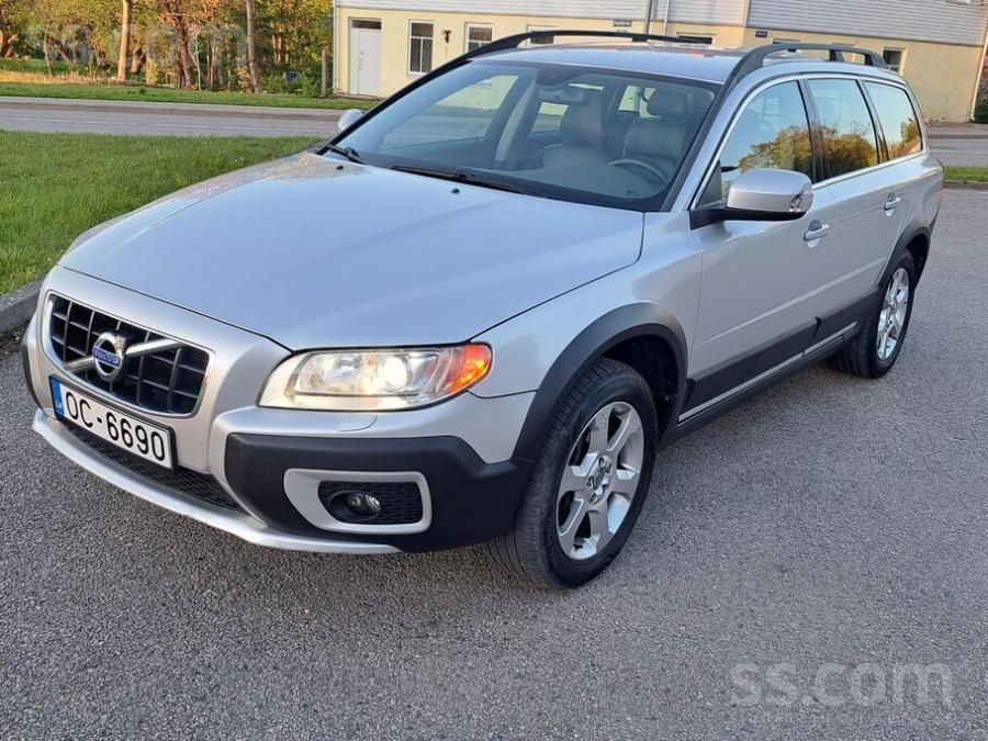 Grey Volvo XC70 2011 in Saldus, with an engine capacity of 2.40 L and mileage of 310 thousand km for 1750 €, photo 8 on AUTOMOTO.COM.LV