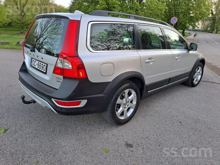 Grey Volvo XC70 2011 in Saldus, with an engine capacity of 2.40 L and mileage of 310 thousand km for 1750 €, photo 12 on AUTOMOTO.COM.LV