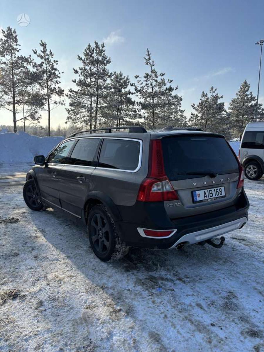 Grey Volvo XC70 2011 in Vilnius, with an engine capacity of 2.40 L and mileage of 355 thousand km for 8500 €, photo 4 on AUTOMOTO.COM.LV